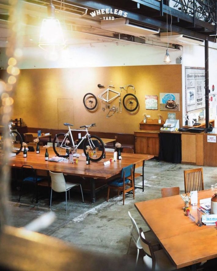 旧仓库的秘密🤫 Wheeler's Yard独立式单车咖啡厅🚴‍♀️ 硬朗工业风+蓝色大闸门个性又带感！ - 🇸🇬新加坡省钱皇后-皇后情报局