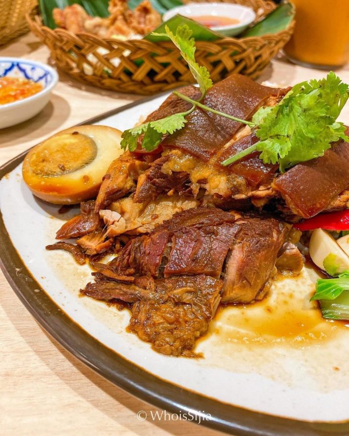 Kin Kao Young一秒置身泰国街头🇹🇭网友力荐「泰式猪脚饭」软糯可口、人间美味不过如此💯 - 🇸🇬新加坡省钱皇后-皇后情报局