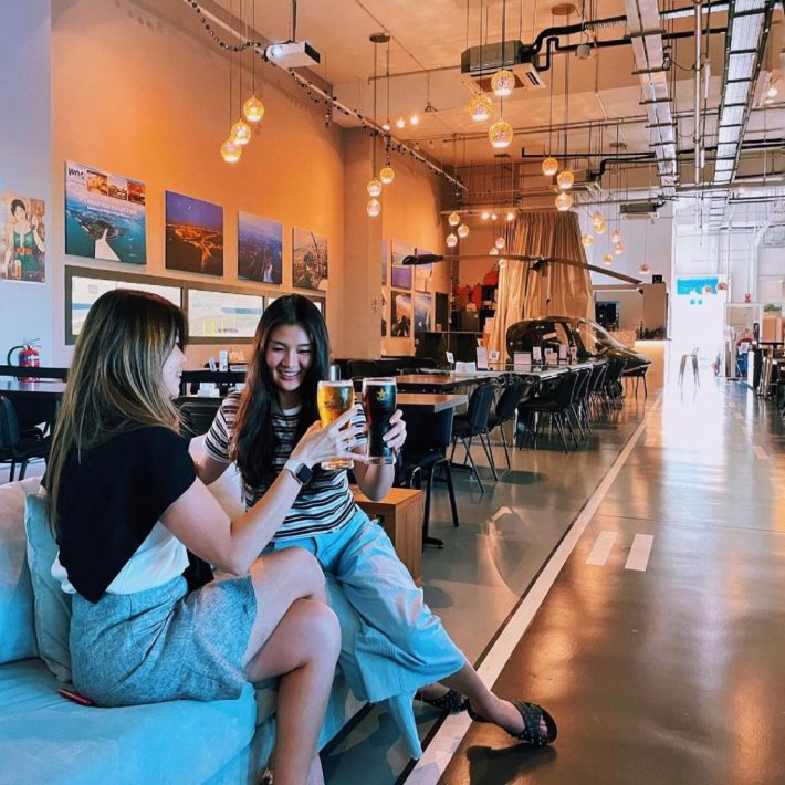 飞机主题咖啡厅Hangar66 Cafe ️ 货真价实小飞机、旷阔机舱用餐区！周末探店打卡吧 - 🇸🇬新加坡省钱皇后-皇后情报局