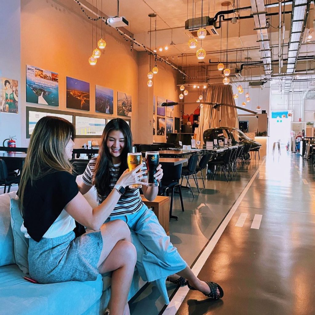 飞机主题咖啡厅Hangar66 Cafe ️ 货真价实小飞机、旷阔机舱用餐区！周末探店打卡吧 - 🇸🇬新加坡省钱皇后-皇后情报局